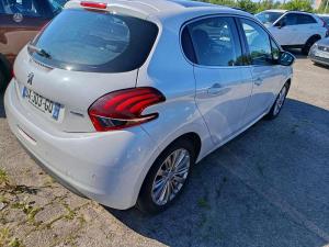 Balts Peugeot 208 2015 Panevēža, ar dzinēja tilpumu 1.20 L un nobraukumu 109 tūkst. km par 3800 €, foto 4 vietnē AUTOMOTO.COM.LV