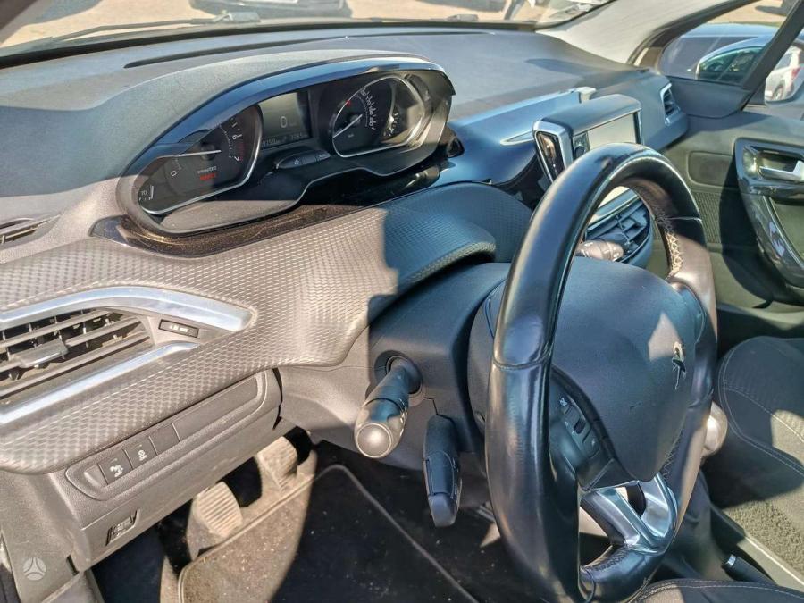 Balts Peugeot 208 2015 Panevēža, ar dzinēja tilpumu 1.20 L un nobraukumu 109 tūkst. km par 3800 €, foto 6 vietnē AUTOMOTO.COM.LV