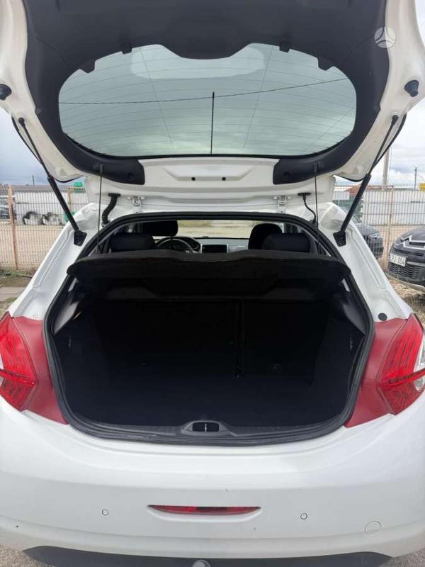 Balts Peugeot 208 2015 Viļņa, ar dzinēja tilpumu 1.20 L un nobraukumu 130 tūkst. km par 5180 €, foto 6 vietnē AUTOMOTO.COM.LV