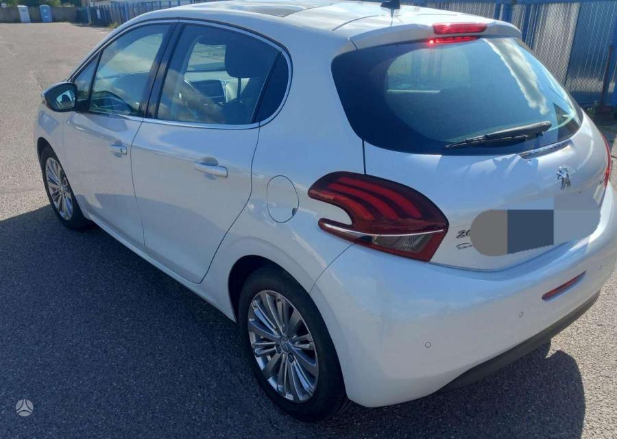 Balts Peugeot 208 2015 Panevēža, ar dzinēja tilpumu 1.20 L un nobraukumu 109 tūkst. km par 3850 €, foto 4 vietnē AUTOMOTO.COM.LV