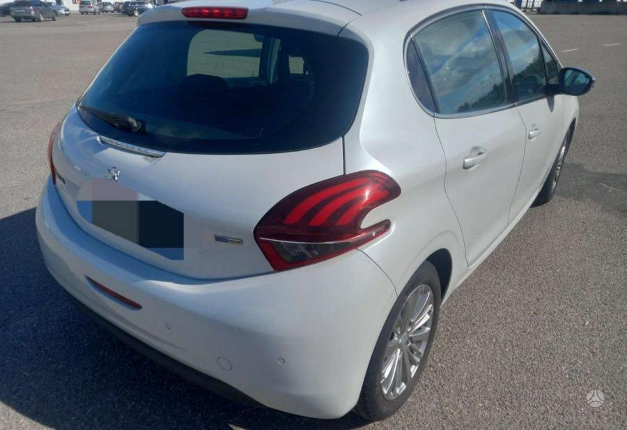 Balts Peugeot 208 2015 Panevēža, ar dzinēja tilpumu 1.20 L un nobraukumu 109 tūkst. km par 3850 €, foto 5 vietnē AUTOMOTO.COM.LV