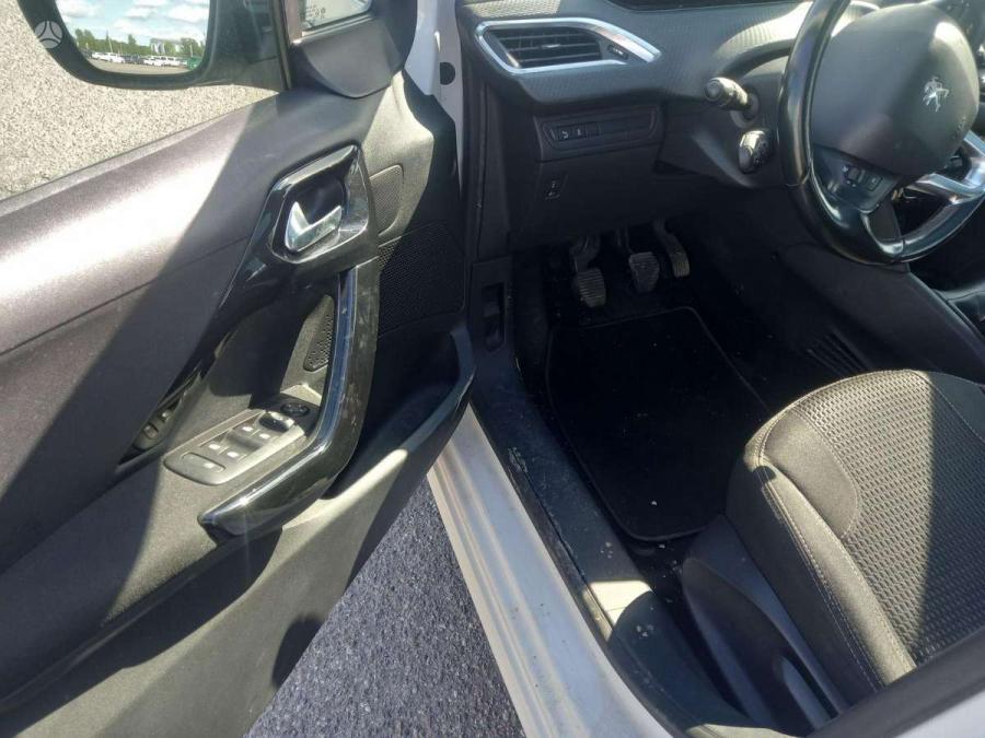 Balts Peugeot 208 2015 Panevēža, ar dzinēja tilpumu 1.20 L un nobraukumu 109 tūkst. km par 3850 €, foto 7 vietnē AUTOMOTO.COM.LV