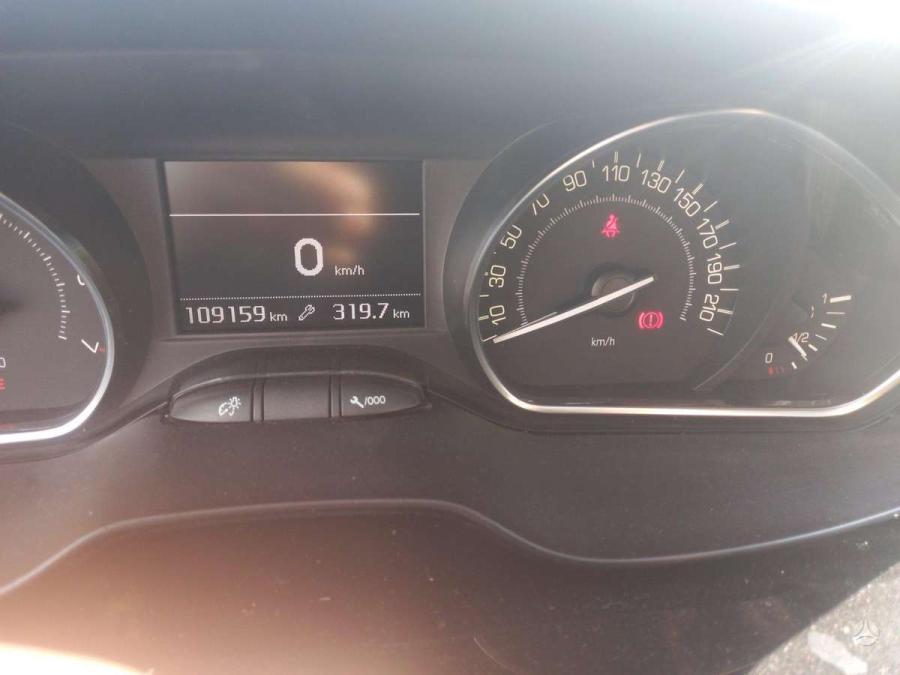 Balts Peugeot 208 2015 Panevēža, ar dzinēja tilpumu 1.20 L un nobraukumu 109 tūkst. km par 3850 €, foto 9 vietnē AUTOMOTO.COM.LV