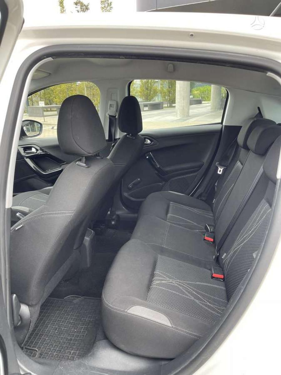 Balts Peugeot 208 2015 Kauņa, ar dzinēja tilpumu 1.20 L un nobraukumu 163 tūkst. km par 4900 €, foto 27 vietnē AUTOMOTO.COM.LV