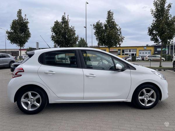 White Peugeot 208 2015 in Kaunas, with an engine capacity of 1.20 L and mileage of 163 thousand km for 4900 €, photo 9 on AUTOMOTO.COM.LV