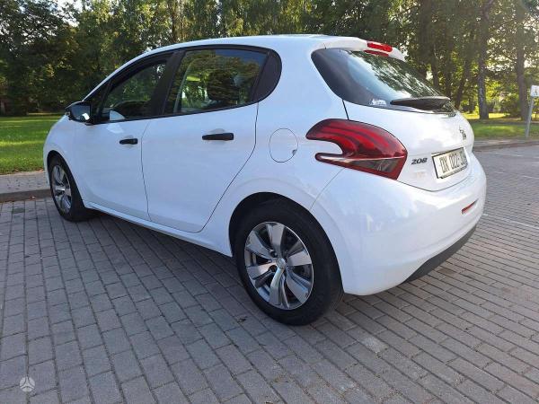 White Peugeot 208 2015 in Taurage, with an engine capacity of 1.56 L and mileage of 213 thousand km for 3300 €, photo 1 on AUTOMOTO.COM.LV