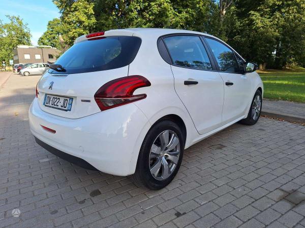 White Peugeot 208 2015 in Taurage, with an engine capacity of 1.56 L and mileage of 213 thousand km for 3300 €, photo 3 on AUTOMOTO.COM.LV