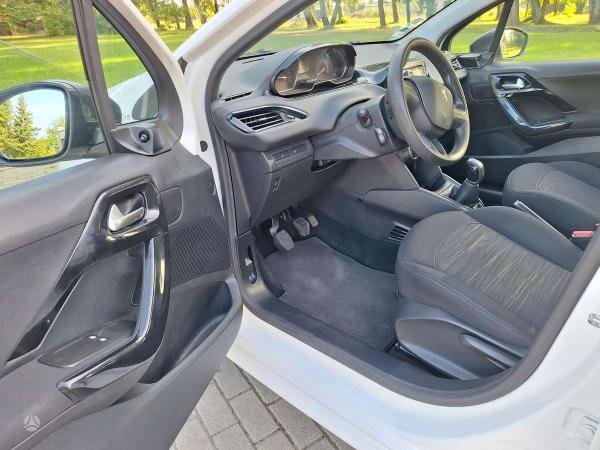 White Peugeot 208 2015 in Taurage, with an engine capacity of 1.56 L and mileage of 213 thousand km for 3300 €, photo 6 on AUTOMOTO.COM.LV