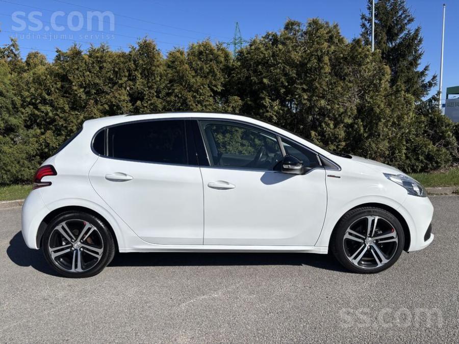 White Peugeot 208 2016 in Riga, with an engine capacity of 1.20 L and mileage of 137 thousand km for 6500 €, photo 4 on AUTOMOTO.COM.LV
