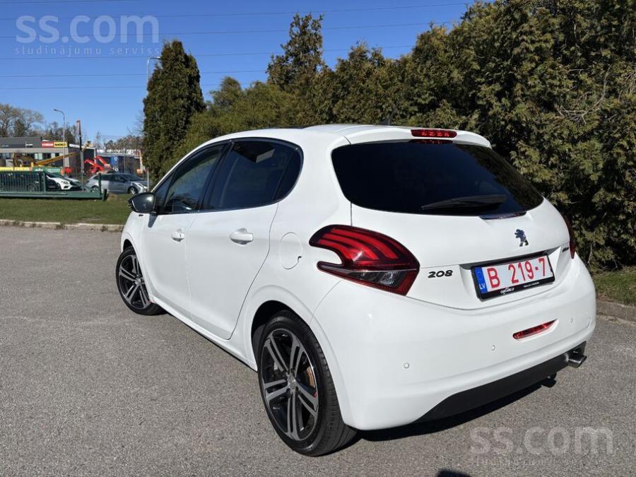 White Peugeot 208 2016 in Riga, with an engine capacity of 1.20 L and mileage of 137 thousand km for 6500 €, photo 6 on AUTOMOTO.COM.LV