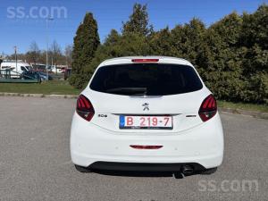 White Peugeot 208 2016 in Riga, with an engine capacity of 1.20 L and mileage of 137 thousand km for 6500 €, photo 8 on AUTOMOTO.COM.LV