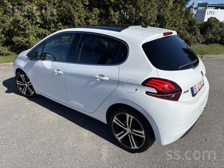 White Peugeot 208 2016 in Riga, with an engine capacity of 1.20 L and mileage of 137 thousand km for 6500 €, photo 10 on AUTOMOTO.COM.LV