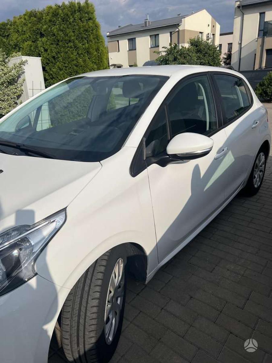White Peugeot 208 2016 in Kaunas, with an engine capacity of 1.56 L and mileage of 141 thousand km for 5000 €, photo 3 on AUTOMOTO.COM.LV
