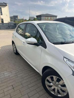 White Peugeot 208 2016 in Kaunas, with an engine capacity of 1.56 L and mileage of 141 thousand km for 5000 €, photo 4 on AUTOMOTO.COM.LV