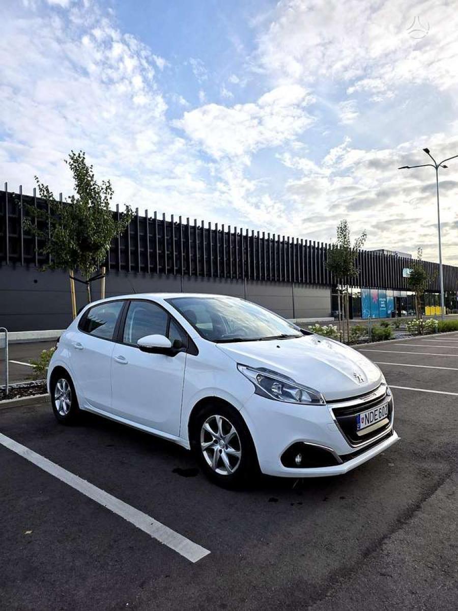 White Peugeot 208 2016 in Vilnius, with an engine capacity of 1.60 L and mileage of 211 thousand km for 2750 €, photo 1 on AUTOMOTO.COM.LV