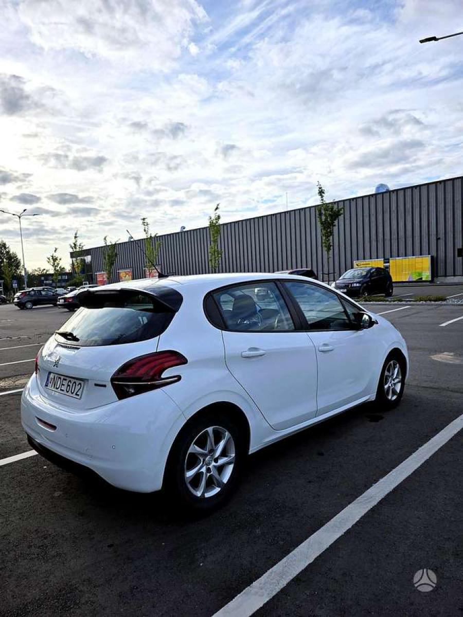 White Peugeot 208 2016 in Vilnius, with an engine capacity of 1.60 L and mileage of 211 thousand km for 2750 €, photo 3 on AUTOMOTO.COM.LV
