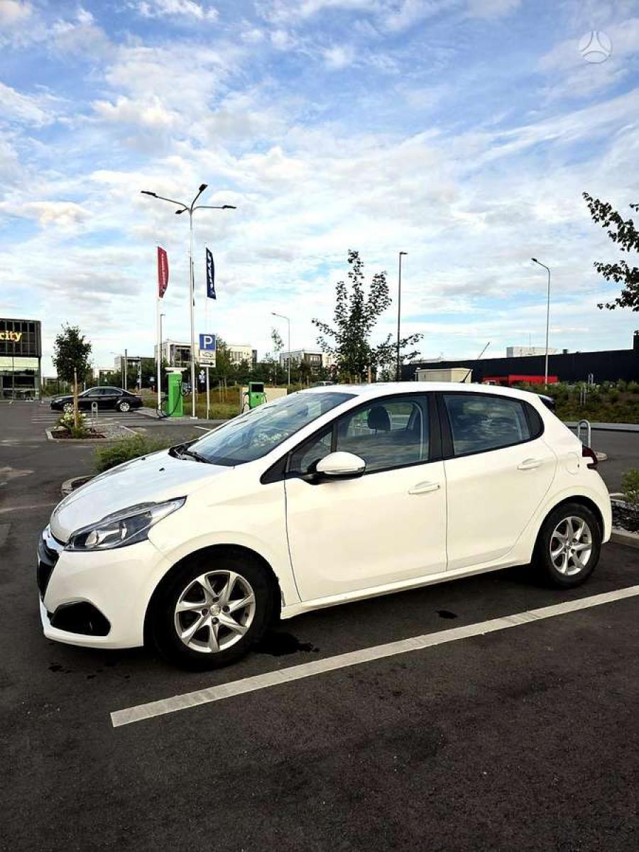 White Peugeot 208 2016 in Vilnius, with an engine capacity of 1.60 L and mileage of 211 thousand km for 2750 €, photo 6 on AUTOMOTO.COM.LV