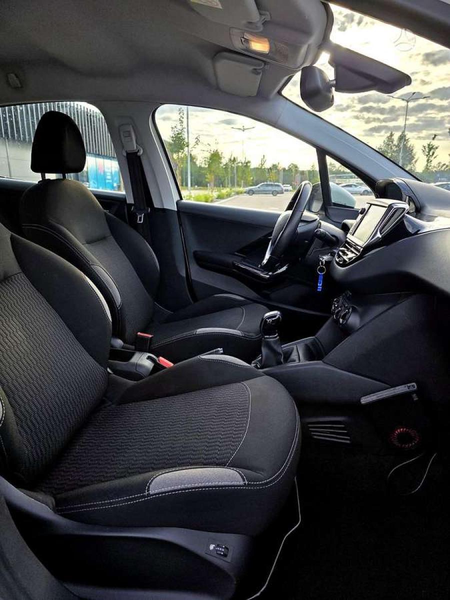 White Peugeot 208 2016 in Vilnius, with an engine capacity of 1.60 L and mileage of 211 thousand km for 2750 €, photo 13 on AUTOMOTO.COM.LV