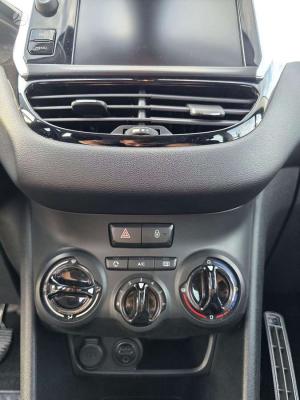 White Peugeot 208 2016 in Vilnius, with an engine capacity of 1.60 L and mileage of 211 thousand km for 2750 €, photo 21 on AUTOMOTO.COM.LV