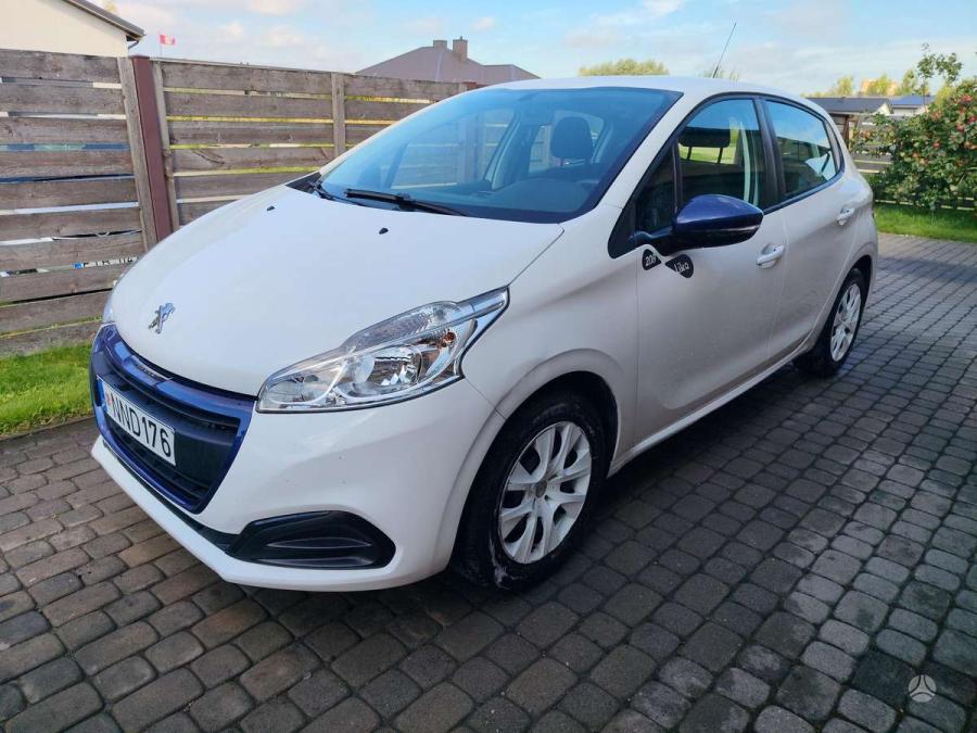 White Peugeot 208 2016 in Panevezys, with an engine capacity of 1.00 L and mileage of 155 thousand km for 3900 €, photo 4 on AUTOMOTO.COM.LV