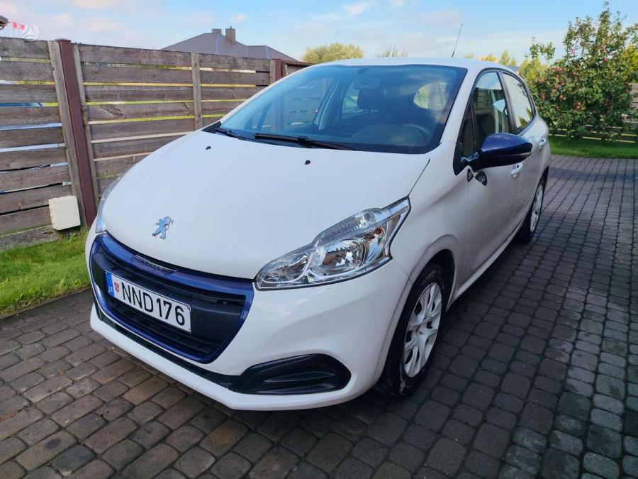 White Peugeot 208 2016 in Panevezys, with an engine capacity of 1.00 L and mileage of 155 thousand km for 3900 €, photo 5 on AUTOMOTO.COM.LV