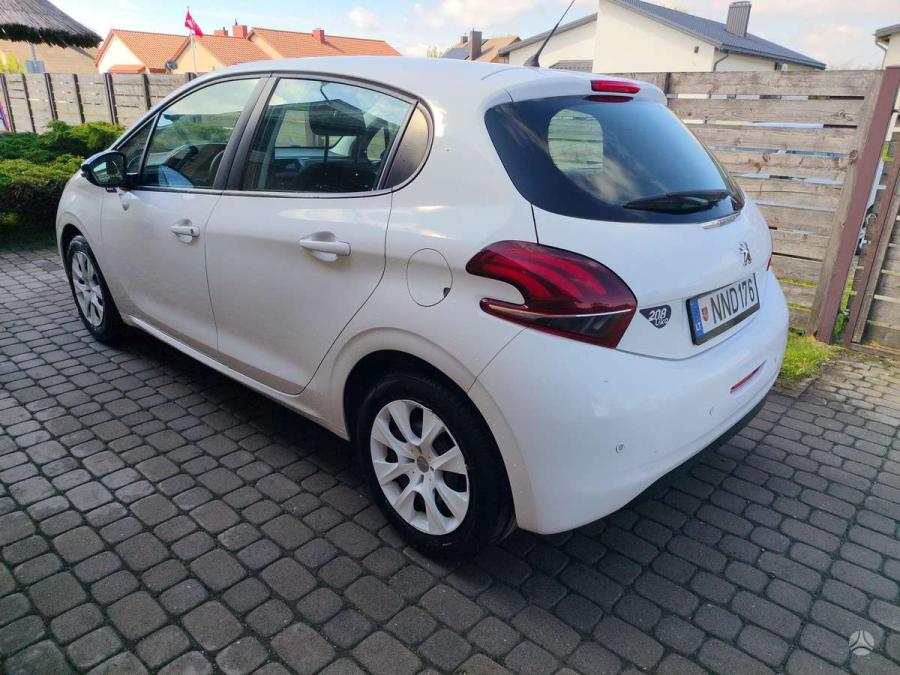 White Peugeot 208 2016 in Panevezys, with an engine capacity of 1.00 L and mileage of 155 thousand km for 3900 €, photo 11 on AUTOMOTO.COM.LV