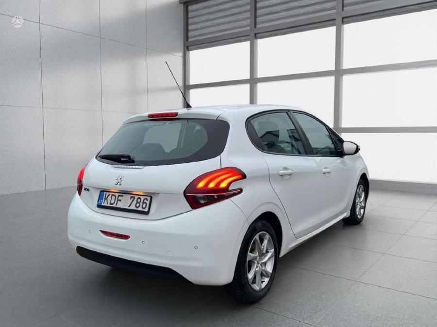 White Peugeot 208 2017 in Kaunas, with an engine capacity of 1.20 L and mileage of 130 thousand km for 4300 €, photo 3 on AUTOMOTO.COM.LV