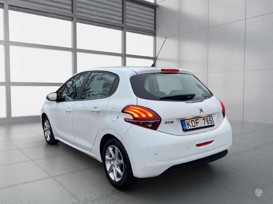 White Peugeot 208 2017 in Kaunas, with an engine capacity of 1.20 L and mileage of 130 thousand km for 4300 €, photo 4 on AUTOMOTO.COM.LV