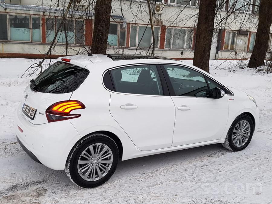 White Peugeot 208 2017 in Riga, with an engine capacity of 1.20 L and mileage of 107 thousand km for 5150 €, photo 6 on AUTOMOTO.COM.LV