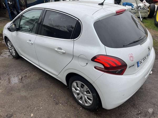 White Peugeot 208 2017 in Taurage, with an engine capacity of 1.20 L and mileage of 155 thousand km for 2999 €, photo 3 on AUTOMOTO.COM.LV
