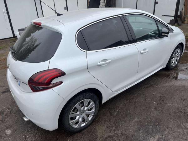 White Peugeot 208 2017 in Taurage, with an engine capacity of 1.20 L and mileage of 155 thousand km for 2999 €, photo 4 on AUTOMOTO.COM.LV
