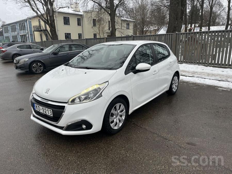 White Peugeot 208 2017 in Riga, with an engine capacity of 1.20 L and mileage of 106 thousand km for 5950 €, photo 1 on AUTOMOTO.COM.LV