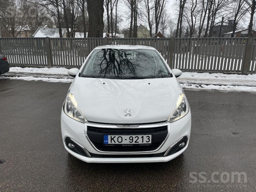 White Peugeot 208 2017 in Riga, with an engine capacity of 1.20 L and mileage of 106 thousand km for 5950 €, photo 3 on AUTOMOTO.COM.LV