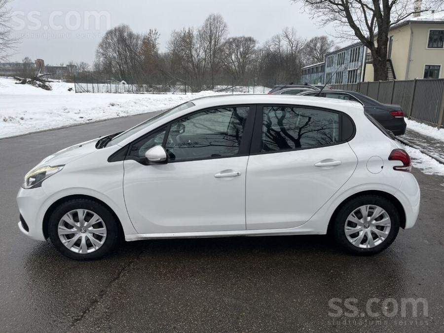 White Peugeot 208 2017 in Riga, with an engine capacity of 1.20 L and mileage of 106 thousand km for 5950 €, photo 4 on AUTOMOTO.COM.LV