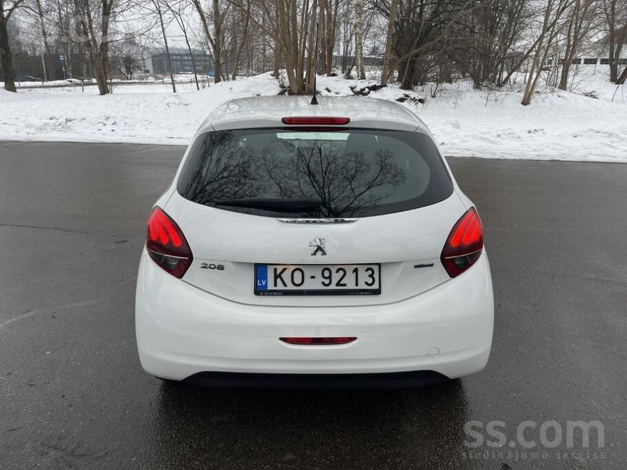 White Peugeot 208 2017 in Riga, with an engine capacity of 1.20 L and mileage of 106 thousand km for 5950 €, photo 5 on AUTOMOTO.COM.LV