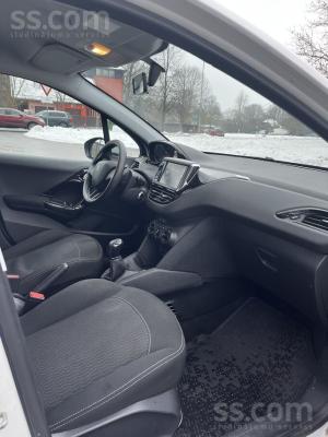 White Peugeot 208 2017 in Riga, with an engine capacity of 1.20 L and mileage of 106 thousand km for 5950 €, photo 7 on AUTOMOTO.COM.LV
