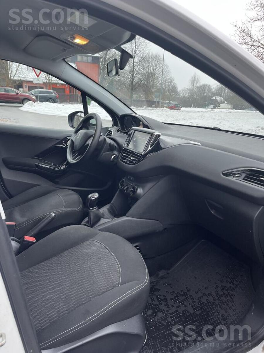 White Peugeot 208 2017 in Riga, with an engine capacity of 1.20 L and mileage of 106 thousand km for 5950 €, photo 7 on AUTOMOTO.COM.LV