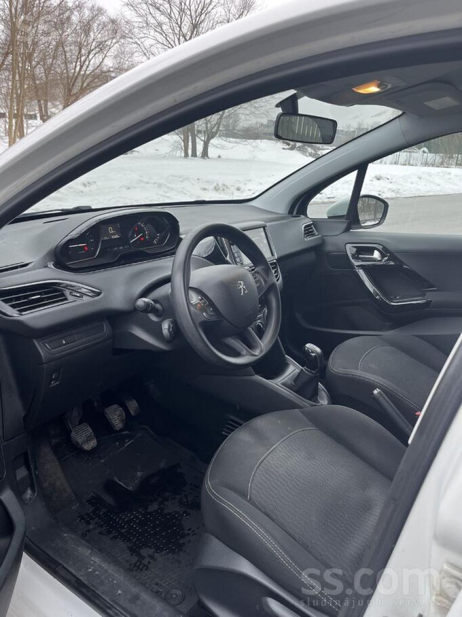 White Peugeot 208 2017 in Riga, with an engine capacity of 1.20 L and mileage of 106 thousand km for 5950 €, photo 8 on AUTOMOTO.COM.LV