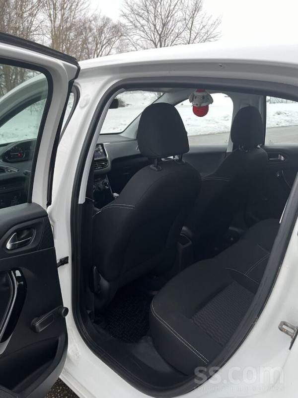 White Peugeot 208 2017 in Riga, with an engine capacity of 1.20 L and mileage of 106 thousand km for 5950 €, photo 8 on AUTOMOTO.COM.LV