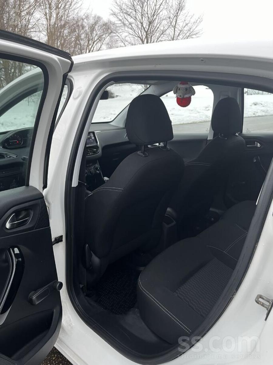 White Peugeot 208 2017 in Riga, with an engine capacity of 1.20 L and mileage of 106 thousand km for 5950 €, photo 9 on AUTOMOTO.COM.LV