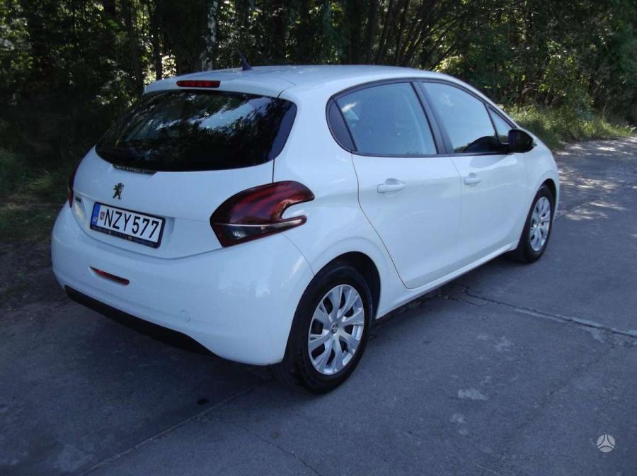 White Peugeot 208 2017 in Vilnius, with an engine capacity of 1.56 L and mileage of 260 thousand km for 2950 €, photo 5 on AUTOMOTO.COM.LV