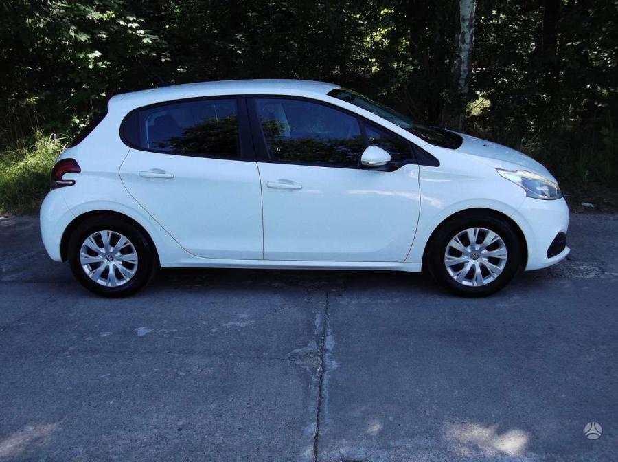 White Peugeot 208 2017 in Vilnius, with an engine capacity of 1.56 L and mileage of 260 thousand km for 2950 €, photo 13 on AUTOMOTO.COM.LV