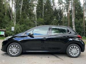 White Peugeot 208 2017 in Taurage, with an engine capacity of 1.20 L and mileage of 130 thousand km for 4250 €, photo 3 on AUTOMOTO.COM.LV