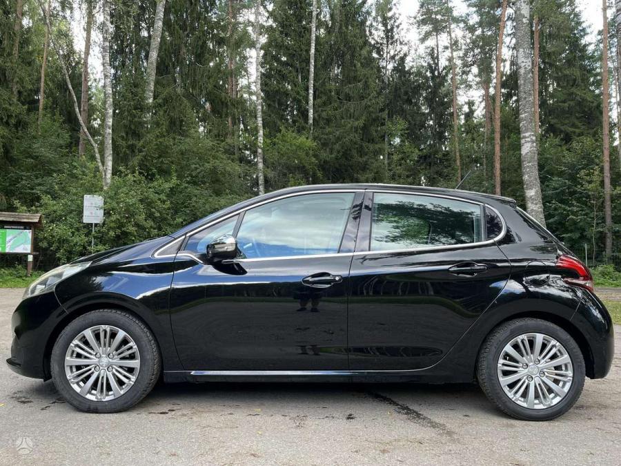 White Peugeot 208 2017 in Taurage, with an engine capacity of 1.20 L and mileage of 130 thousand km for 4250 €, photo 3 on AUTOMOTO.COM.LV