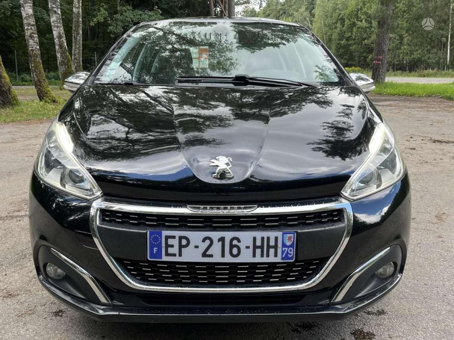 White Peugeot 208 2017 in Taurage, with an engine capacity of 1.20 L and mileage of 130 thousand km for 4250 €, photo 9 on AUTOMOTO.COM.LV