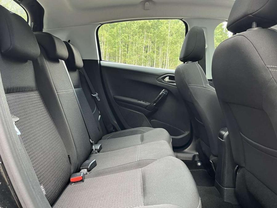 White Peugeot 208 2017 in Taurage, with an engine capacity of 1.20 L and mileage of 130 thousand km for 4250 €, photo 14 on AUTOMOTO.COM.LV