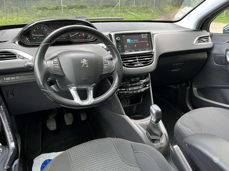 White Peugeot 208 2017 in Taurage, with an engine capacity of 1.20 L and mileage of 130 thousand km for 4250 €, photo 17 on AUTOMOTO.COM.LV