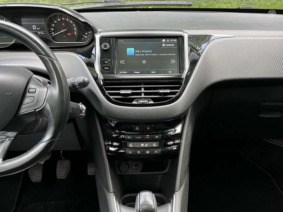 White Peugeot 208 2017 in Taurage, with an engine capacity of 1.20 L and mileage of 130 thousand km for 4250 €, photo 18 on AUTOMOTO.COM.LV