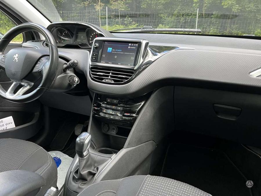 White Peugeot 208 2017 in Taurage, with an engine capacity of 1.20 L and mileage of 130 thousand km for 4250 €, photo 19 on AUTOMOTO.COM.LV
