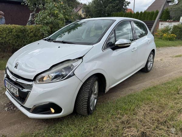 White Peugeot 208 2017 in Vilnius, with an engine capacity of 1.20 L and mileage of 111 thousand km for 1600 €, photo 3 on AUTOMOTO.COM.LV